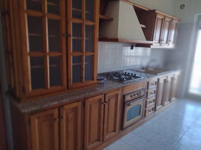 CUCINA IN LEGNO E Granito artigianale in noce massello con cucina a gas ...