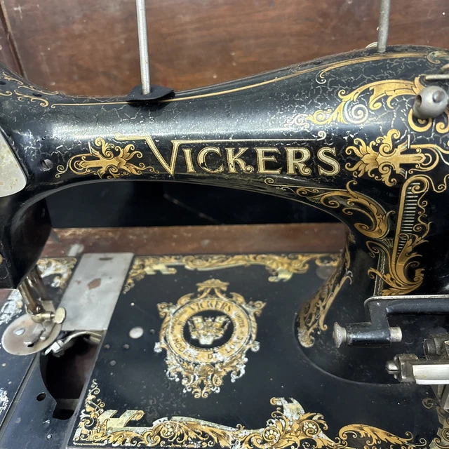 ANTIQUE VICKERS MODELE De Luxe Sewing Machine With Full Accessories ...