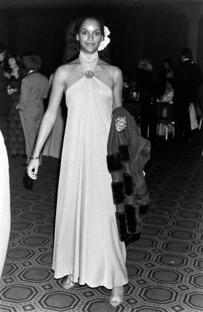 JAYNE KENNEDY ATTENDS a party at the Miramar Hotel in Los Ang- 1977 Old ...