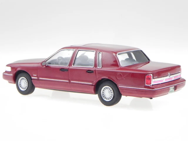 LINCOLN TOWN CAR rouge 1996 véhicule miniature WB133 Whitebox 1:43 EUR ...