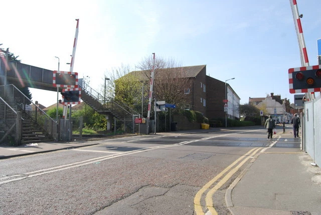 PHOTO 6X4 RAINHAM Station Level Crossing Lower Rainham c2009 EUR 2,53 ...