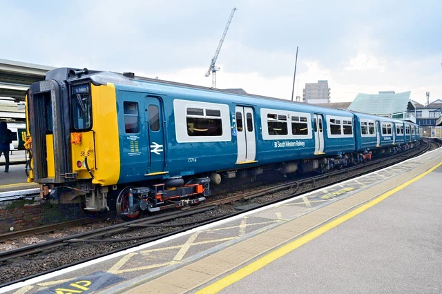 CLASS 455 NO 455868 in southwest trains blue at clapham jn £1.00 ...