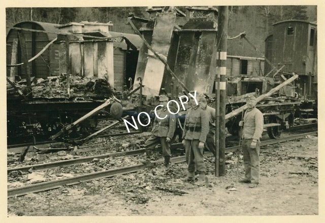 FOTO WK II Bahnhof Gleis Wagon Zerstörung Gebirgs-Pionier-Bataillon 82 ...