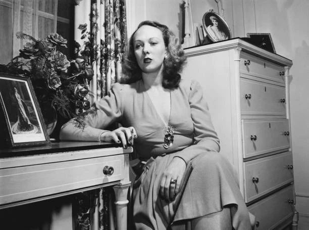 SOCIALITE, ACTRESS & model Lady Iris Mountbatten suite Ritz Hotel, Old ...