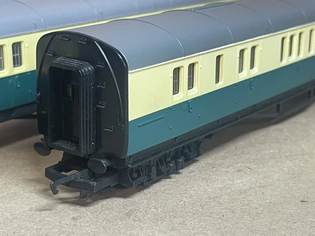 2 HORNBY OO Gauge Thomas The Tank Engine Gordon’s Brake Coaches £0.99 ...