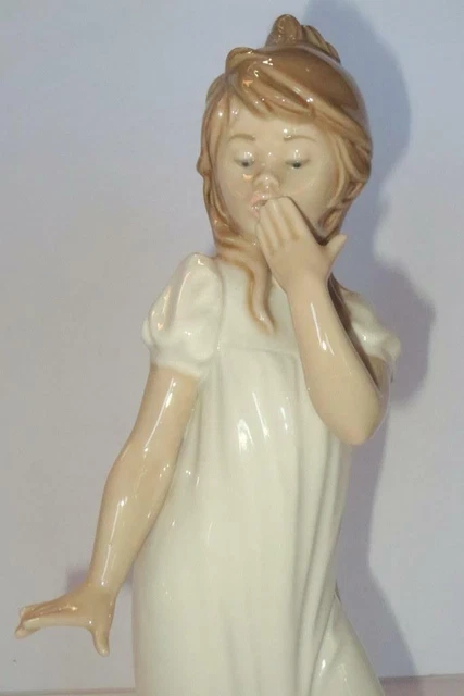 STATUETTA IN PORCELLANA Nao Daisa di Lladro ragazza sbadiglio ...