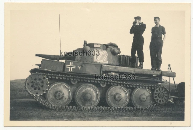 FOTO PANZERMÄNNER AUF Panzer 38(t) mit Kennung der 7. PD an der ...