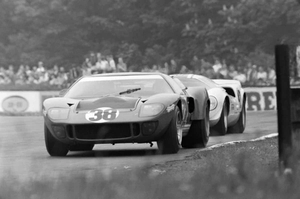 PAUL HAWKINS, FORD GT40 Sports Car 1968 Racing Old Photo 3 EUR 7,24 ...