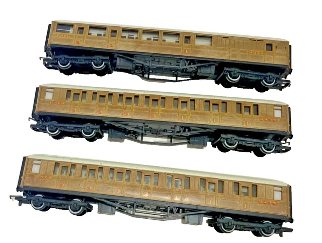 HORNBY TEAK COACHES X 2 + Brake Coach Scale Oo Read Description £15.00 ...