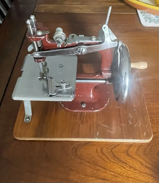 VINTAGE 1950’S ESSEX Mark 1 Miniature Mechanical Sewing Machine £29.84 ...