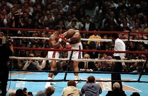 EVANDER HOLYFIELD THROWS A Punch Against George Foreman 2 Old Boxing ...