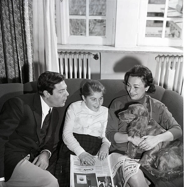 MARCELLO MASTROIANNI AND his wife Flora Carabella daughter Barbara 1962 ...