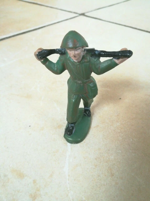 DDR NVA SOLDAT Hartgummi laufend, mit Gewehr über der Schulter, grüne ...