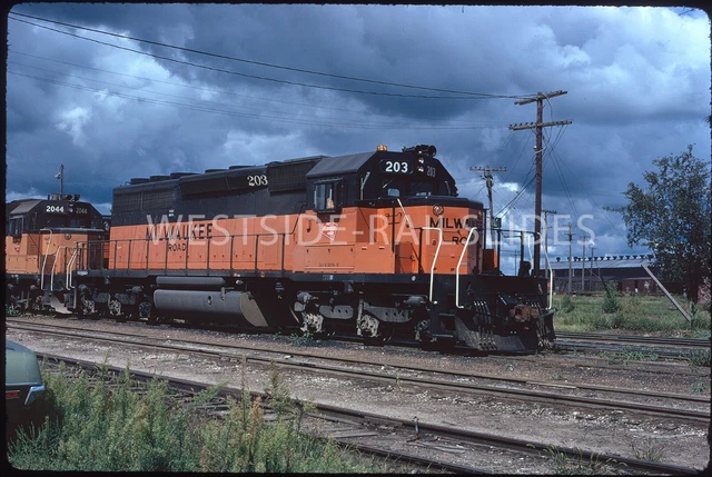 ORIGINAL SLIDE - Milwaukee Road EMD SD40-2 #203 w/ Train at Perry IA Sep 1974 EUR 8,78 - PicClick DE
