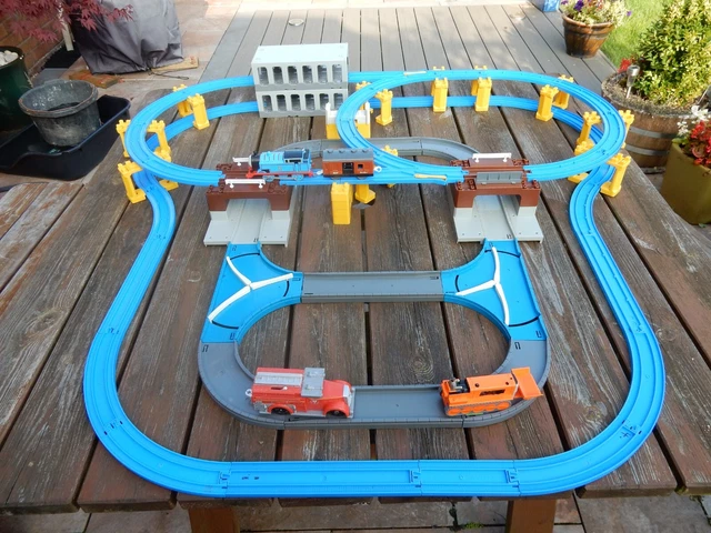 LARGE TRACKMASTER THOMAS Rail & Road Layout with Engines & Vehicles £19 ...