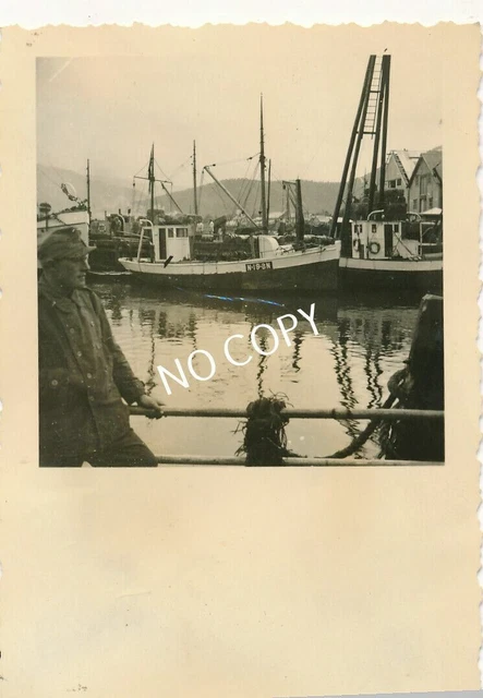 FOTO WKII GEBIRGS-PIONIER-BATTAILON 82 Soldat im Hafen Fischerboote ...