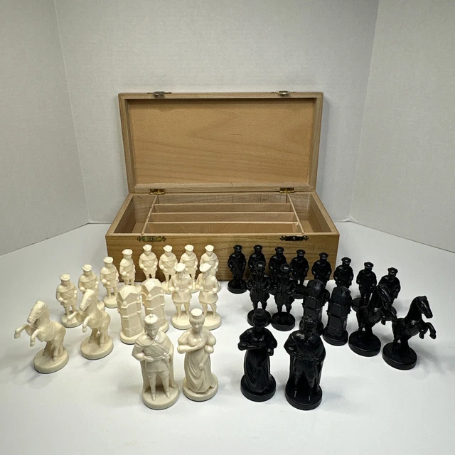 VINTAGE E.S. LOWE 32pc Chess Set Renaissance Medieval ANRI Plastic ...