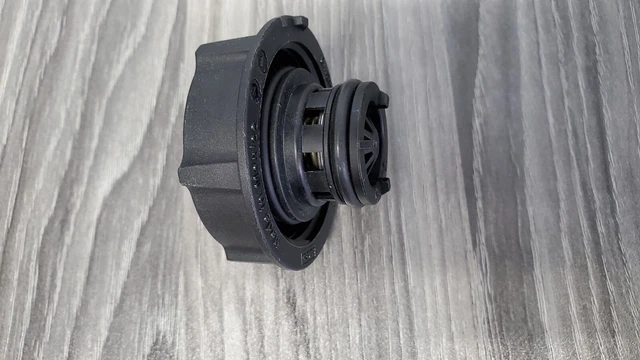 GENUINE OEM FORD Radiator Coolant Overflow Cap DG9Z-8100-A \ DG93-8101 ...