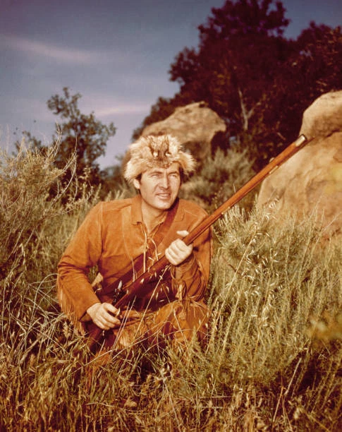 ACTOR FESS PARKER poses in character as Davy Crockett 1955 OLD PHOTO 4 ...