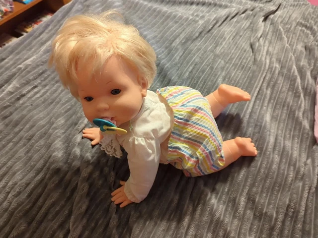 VINTAGE OOPSIE DAISY Crawling Crying 17" Baby Doll w/ Pacifier & Bib ...