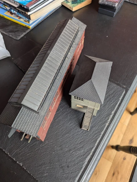 LIMA SINGLE TRACK Engine Shed Signal Box Model Railway Bundle £9.99 ...