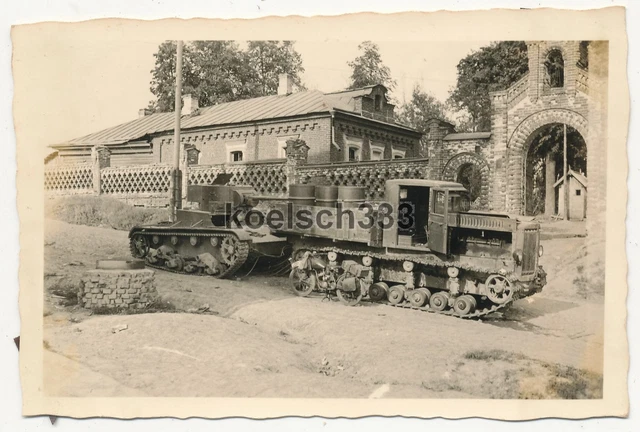 FOTO KRAD DER Wehrmacht vor russischem Traktor Schlepper und T-26 ...