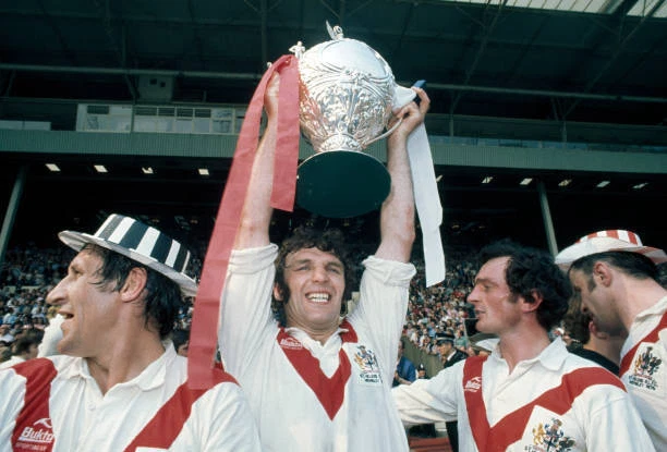 RUGBY KEL COSLETT Of St Helens Holds Aloft The Trophy 1976 Old Photo ...