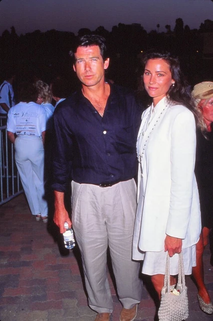 DIA PIERCE BROSNAN und Keely Shaye Smith 1995 KB-format Fotograf P15-2 ...
