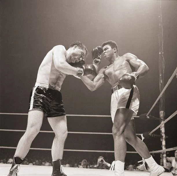 WORLD HEAVYWEIGHT TITLE, Muhammad Ali in action, throwing punch vs ...
