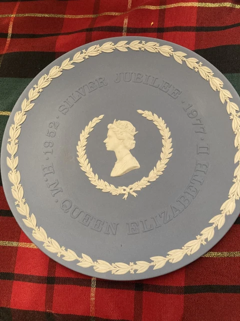WEDGWOOD QUEEN ELIZABETH II SILVER JUBILEE 1977 COMMEMORATIVE PLATE - 8 inch $12.99 - PicClick CA