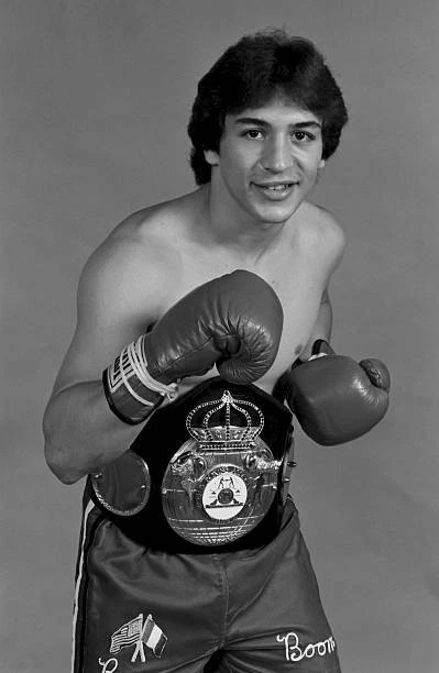 RAY MANCINI POSES For A Portrait With His Belt 2 Old Boxing Photo EUR 6 ...