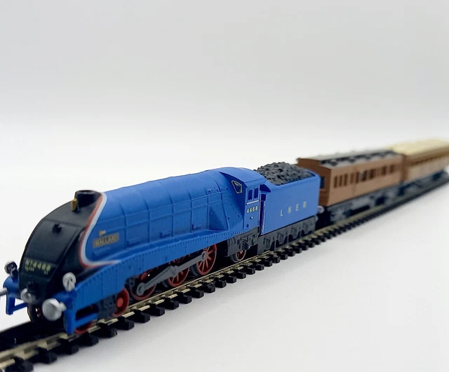 Z GAUGE SCALE LNER MALLARD Locomotive Coaches Model Railway Train Not ...