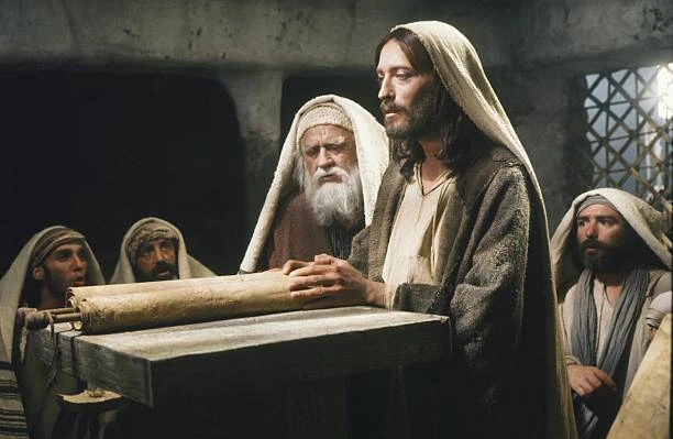 CYRIL CUSACK AS Yehuda, Robert Powell As Jesus Jesus Of Nazareth 1977 ...