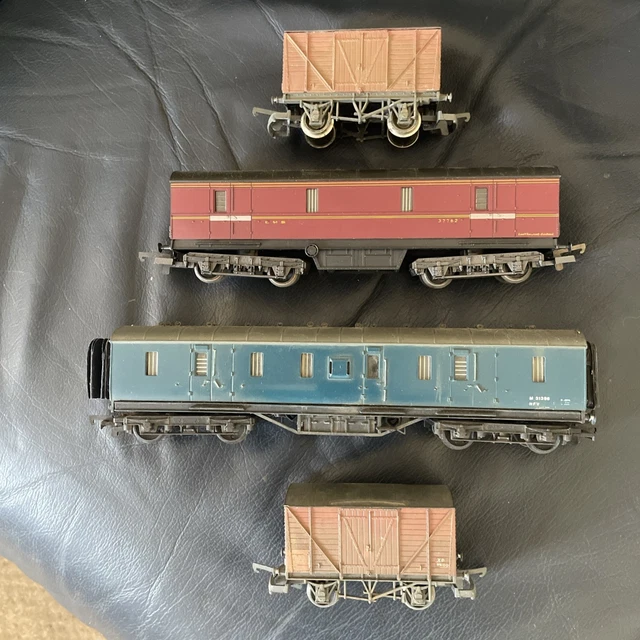 OO GAUGE PARCEL COACHES AND CLOSED VANS x 4 GOOD CONDITION see pics ...