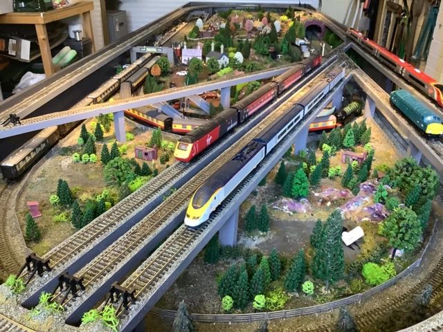 OO GAUGE TRAIN layout inc Trains,village,tunnels,mountain,stations and ...