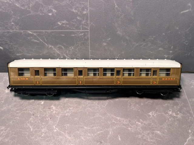 HORNBY OO GAUGE LNER 22357 Coach Model Kit - Made In Great Britain £5. ...