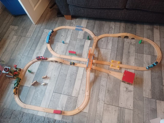 THOMAS THE TANK engine wooden train set,engine shed bridges trains etc ...