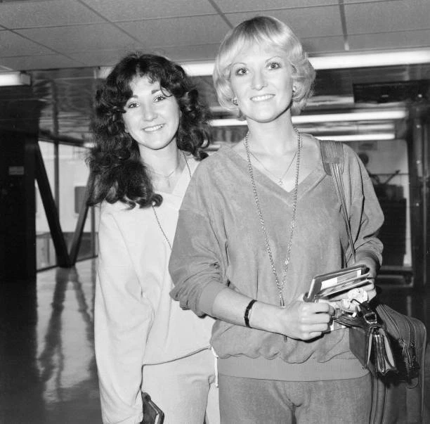 LYN PAUL SINGER pictured at London Heathrow Airport 1979 Old Photo 7 ...