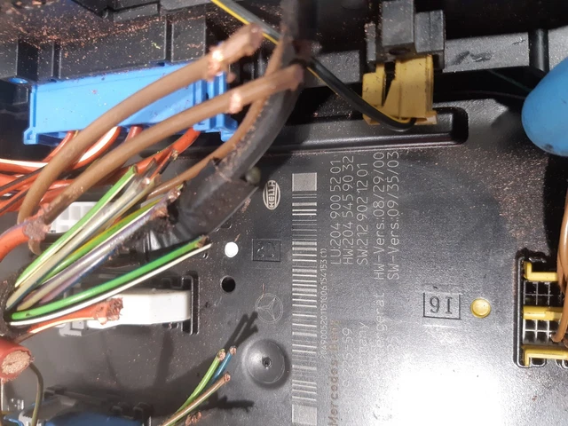 2010 MERCEDES C Class W204 Rear Sam Module Fuse Box 2049005201 £50.00 ...