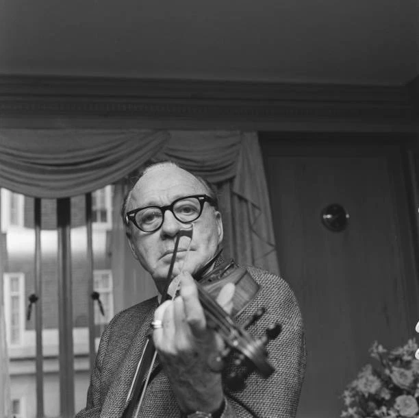 COMEDIAN ACTOR AND Violinist Jack Benny Plays A Violin 1967 OLD PHOTO ...