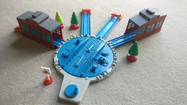 TOMY THOMAS THE tank engine trackmaster turntable and sheds. EUR 8,79 ...