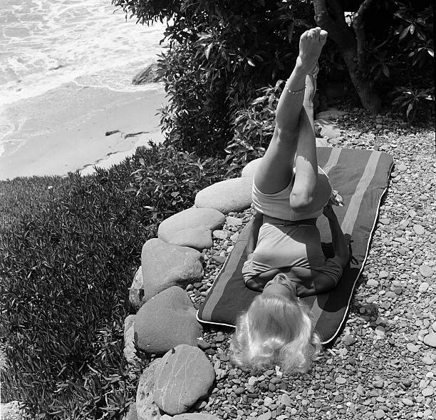 ACTRESS MAMIE VAN Doren Poses At The Beach In LA 1956 OLD PHOTO 15 EUR ... ACTRESS MAMIE VAN Doren Poses At The Beach In LA 1956 OLD PHOTO 15 EUR ...