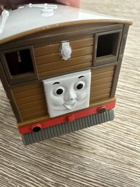 TOMY TRACKMASTER THOMAS the tank engine train Toby No 7 + 2 Carriages £ ...