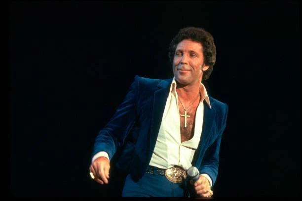 WELSH SINGER TOM Jones performing on stage 1984 OLD TV PHOTO $8.50 ...