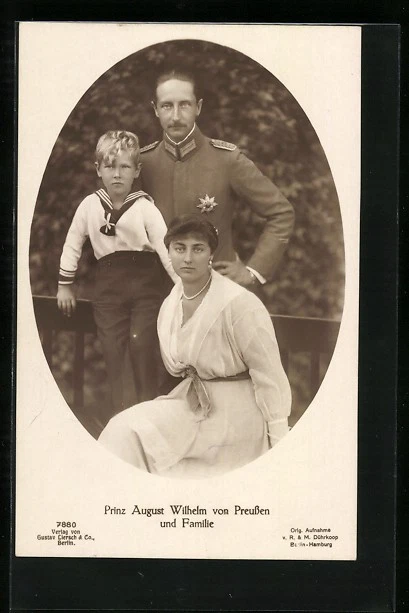 PRINZ AUGUST WILHELM von Preußen und Familie an einem Geländer ...