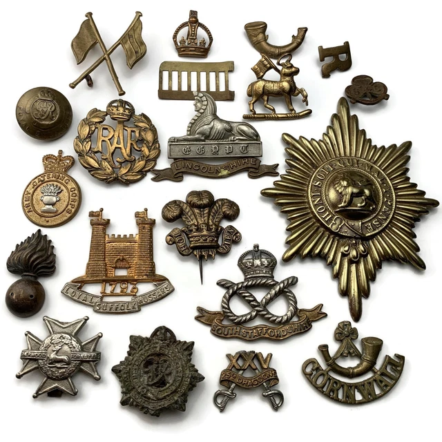 ORIGINAL WW1 WW2 British Army Cap, Collar Badges Shoulder Titles Group ...
