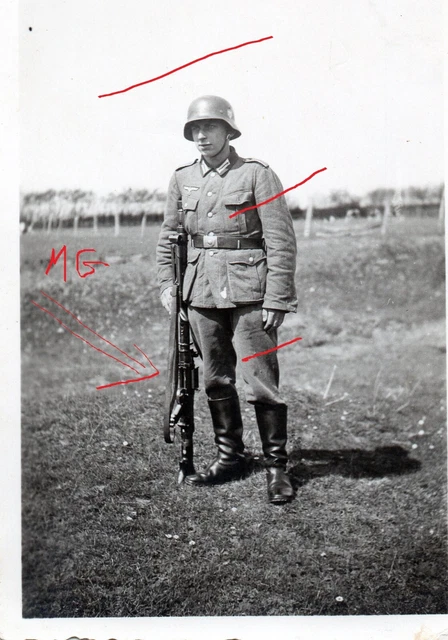 PHOTO ALLEMANDE WW2 soldat allemand landser équipement casque MG 100% ...