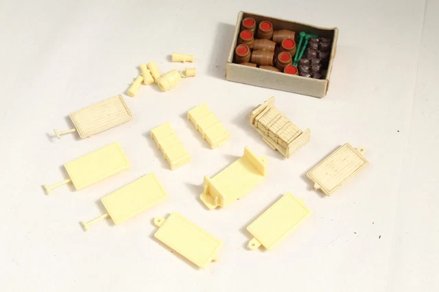 HORNBY AIRFIX PLATFORM Station Trolleys Barrels Sacks Oo Gauge 1/76 ...