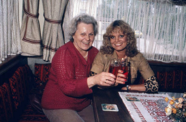 GERMAN ACTRESS CHRISTIANE Ruecker with her mother Frieda 1981 OLD PHOTO ...