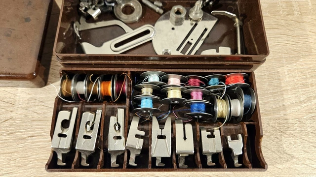 ALTE VERITAS🧵 NÄHMASCHINEN 🪡 Teile Konvolut Nähfüße Spulen Bakelit Kästchen EUR 14,90 - PicClick DE